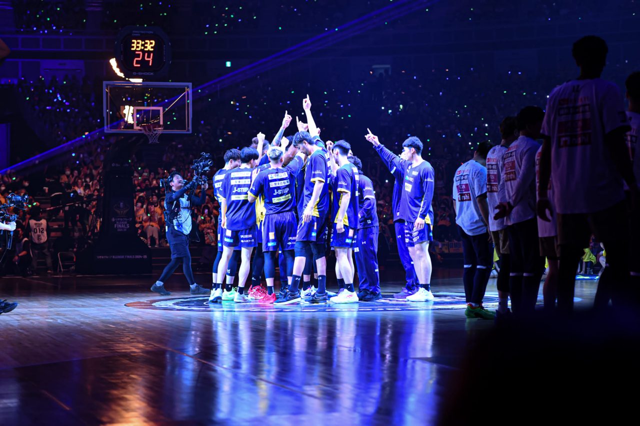 【バスケ】宇都宮ブレックスがBリーグ制覇に王手！比江島慎は大活躍の小川敦也を称賛「今や欠かせない選手になっている」 (バスケットボールニュース2for1) - Yahoo!ニュース